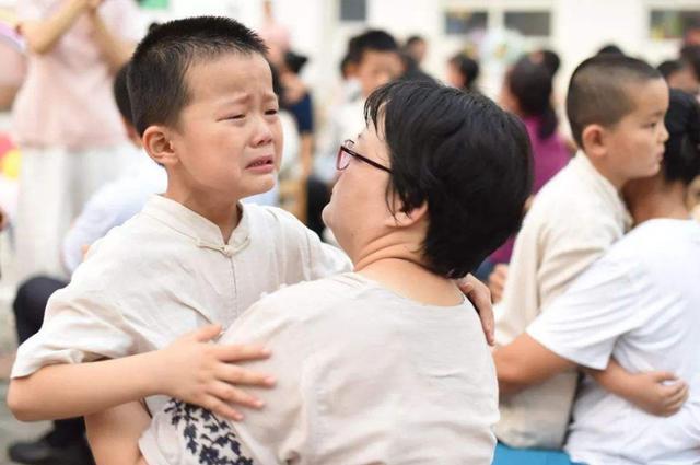 7岁儿子喜欢摸着妈妈的胸睡觉,去医院检查,医生:妈妈有责任 Nestia