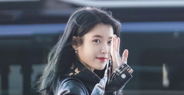 IU李知恩穿夹克走机场，缩脖＋露脚踝，被冷到的样子真令人心疼 | Nestia