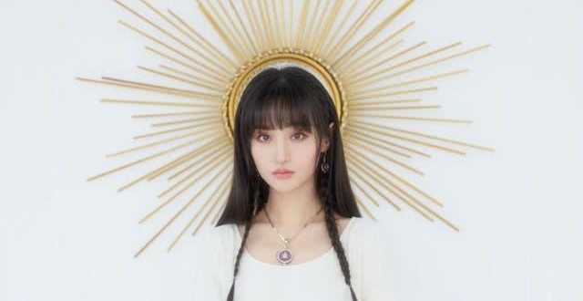 郑爽一袭白裙cos太阳女神造型，妖娆又撩人 | Nestia