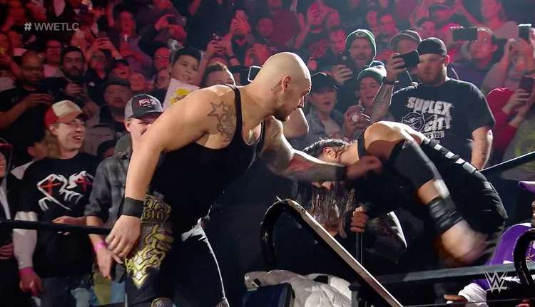 WWE Fans Angry That Men's Brawl Stole Spotlight From Women's Main Event ...