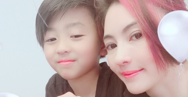 张柏芝参加儿子生日“好奔放”，染芭比粉像“太妹”，40岁芳龄20岁状态 | Nestia