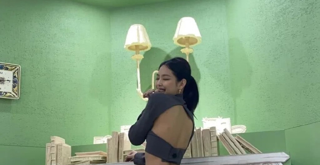 Jennie近照挑战性感极限，吉娜的蚂蚁腰泫雅的蜜桃胸都变得弱爆了 | Nestia