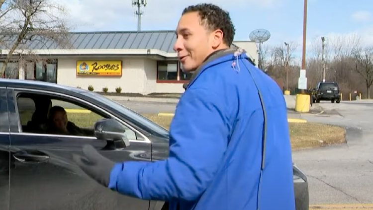 Hilarious Footage of Ohio TV Reporter Being Surprised by Mother During ...