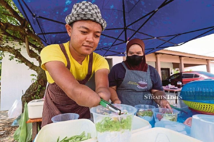 Man born without arms, feet runs successful food business | Nestia