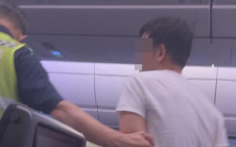 新航客机内大喊有炸弹 涉案男上铐照曝光 | Nestia