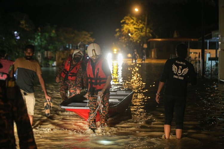 Continuous heavy rain causes floods in several parts of Ipoh | Nestia