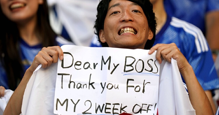 Japanese fan goes viral after holding up sign to thank boss for granting him 2 weeks off to ...
