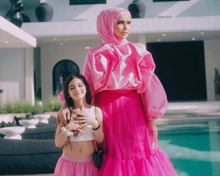 Actress Che Ta criticised for letting eight-year-old daughter wear top that reveals midriff | Nestia