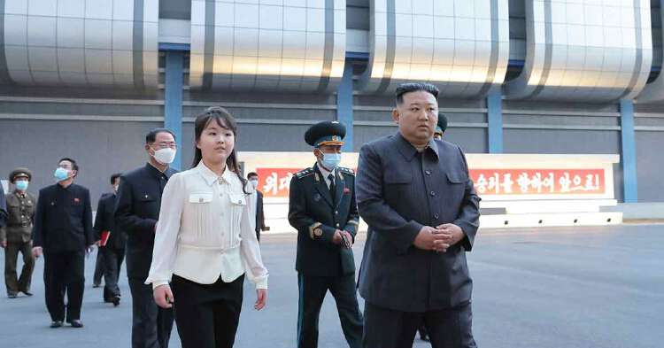 金正恩女儿 拿着父亲火柴盒 | Nestia