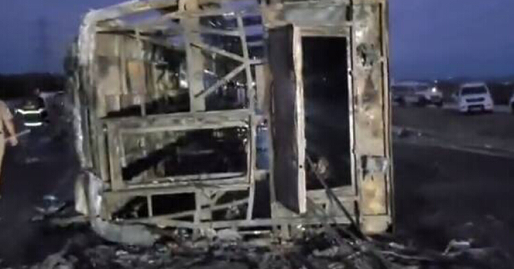 印度巴士高速公路突爆胎 翻覆起火酿至少25死 | Nestia