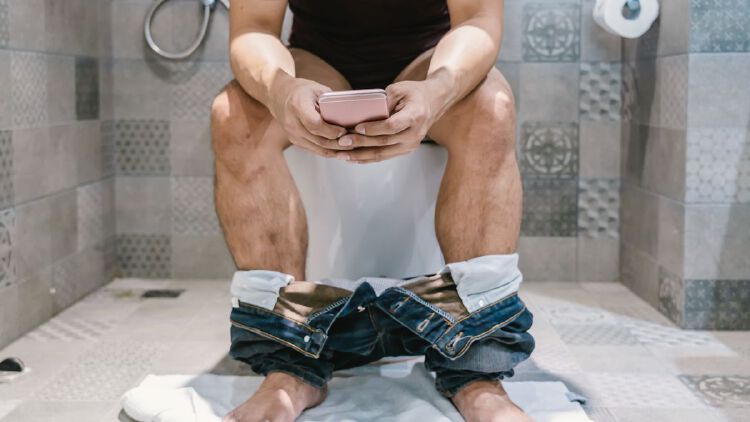 Doctor says using your phone on the toilet could cause permanent damage to your body | Nestia