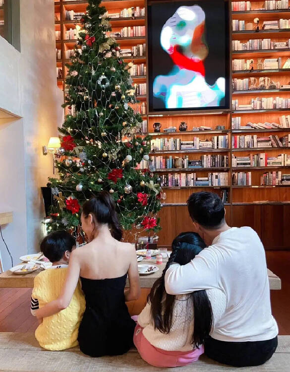 汪小菲疑官宣新女友 晒一双儿女与女友背影照 | Nestia