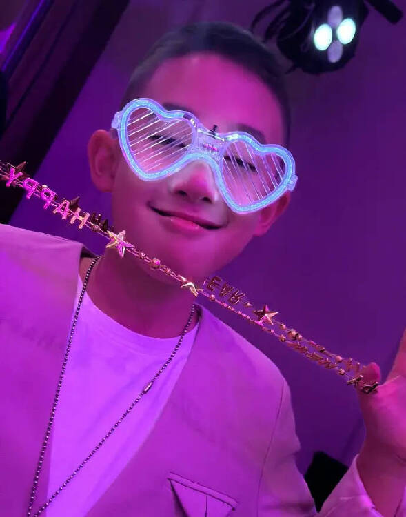 应采儿晒一家四口新年合影 俩儿子表情呆萌可爱 | Nestia