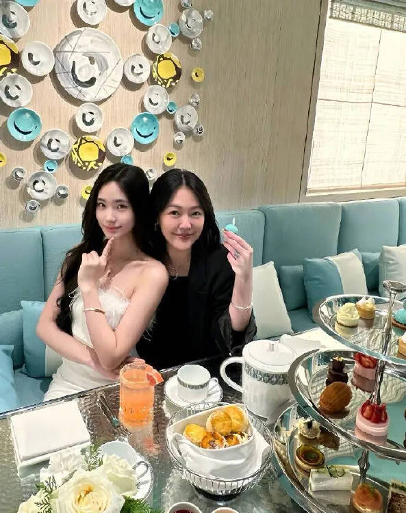 小S晒与二女儿Lily合照 母女俩亲密贴贴似姐妹 | Nestia