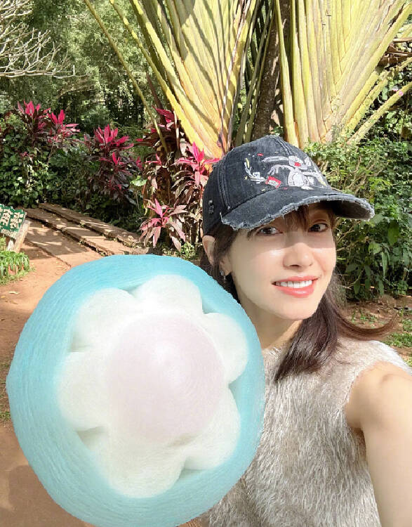 宋茜去动物园看可爱大熊猫 晒自拍美照甜笑迷人 | Nestia