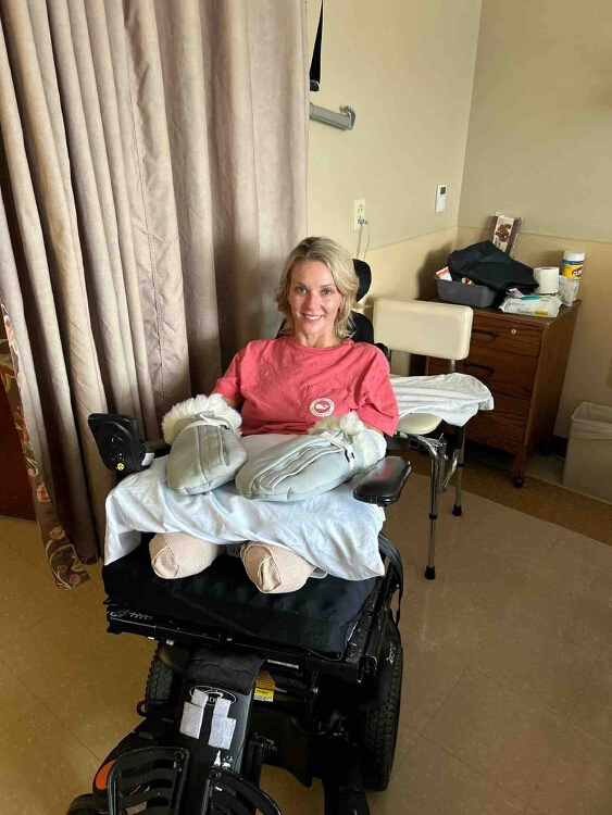 Mum who woke up from surgery with no limbs starts first day of therapy ...