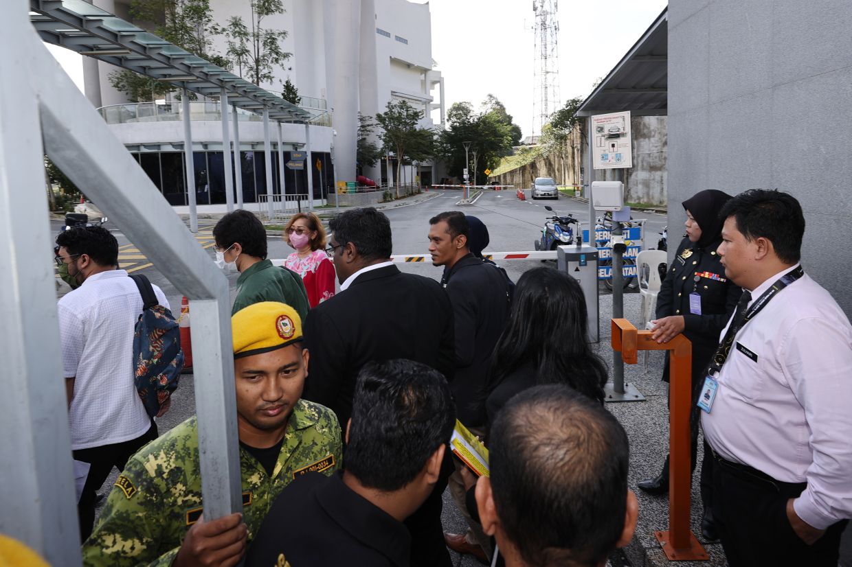 Daim's wife, sons arrive at MACC HQ to answer questions by graftbusters ...