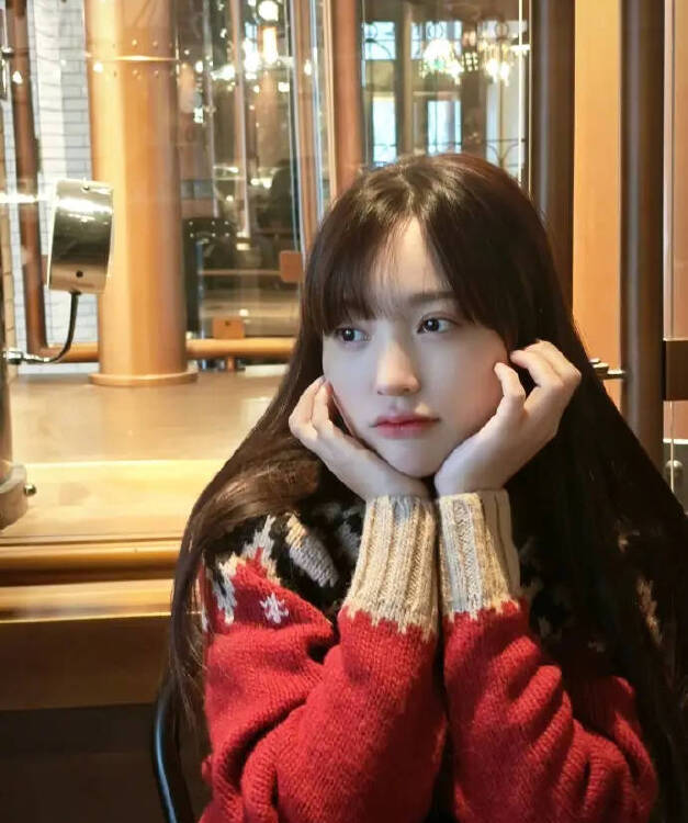 金莎晒照片回应P图事件 穿红毛衣捧脸可爱十足 | Nestia