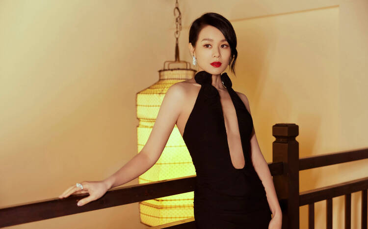 胡杏儿穿深V礼服秀事业线 优雅性感女人味十足 | Nestia