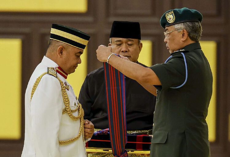 King confers Tan Sri title to army chief | Nestia