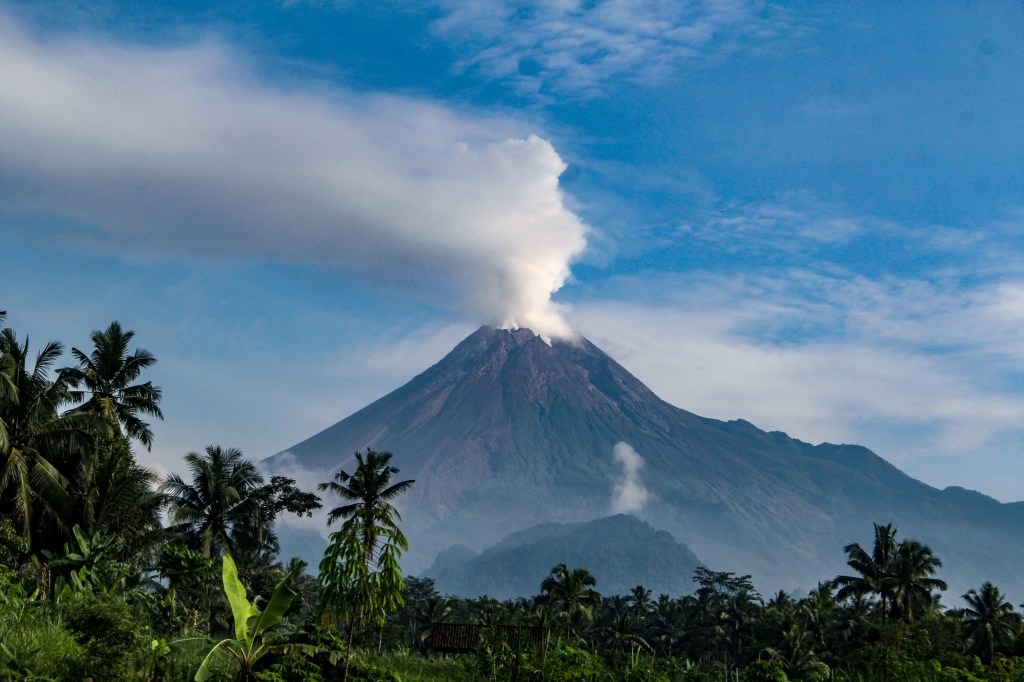 Terrifying video shows volcano sending hot ash thousands of feet in air ...