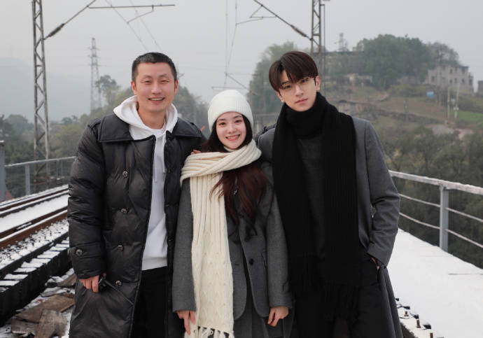 林一晒与刘浩存合照 二人站铁轨上歪头cp感满满 | Nestia