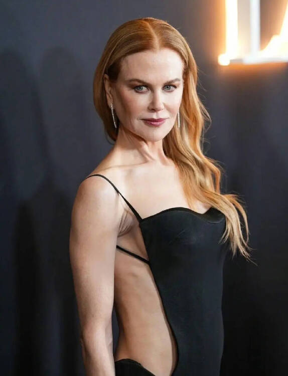 妮可·基德曼穿黑色内衣大秀身材 与蛇共舞性感撩人 | Nestia