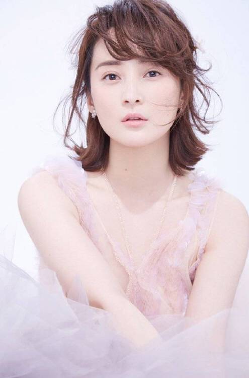 48岁蒋勤勤出街被偶遇 面容白皙紧致少女感满满 | Nestia