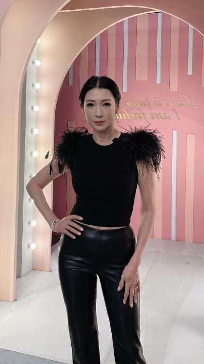 52岁女星当街遭狂踹 蹲路边痛哭画面曝光 | Nestia