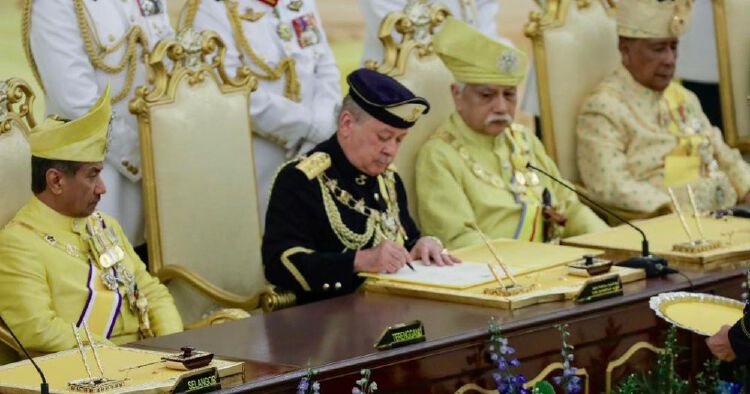 Sultan of Johor sworn in as new M'sia Agong | Nestia