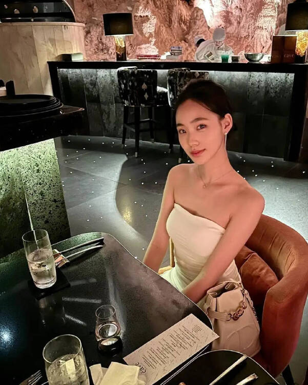 小S二女儿Lily最新度假照曝光 穿白色抹胸裙超精致 | Nestia