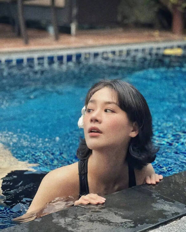 马思纯化身美人鱼浮出水面 美腿修长身材惹人羡 | Nestia