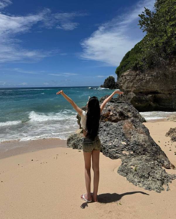 小S二女儿Lily晒海边度假照 花季少女好身材太养眼 | Nestia