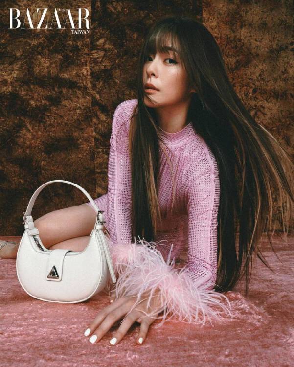 Selina产后拍杂志大片！身材丰腴辣妈范儿十足 | Nestia