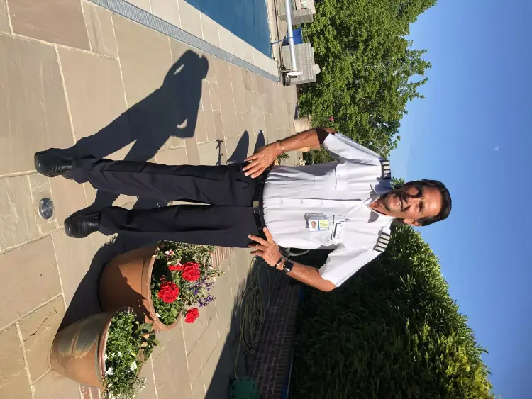 World's most experienced pilot explains why we use brace position on ...