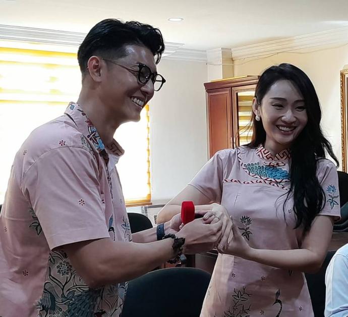 “马来堂哥”洪伟邦 情人节与女友结婚 | Nestia