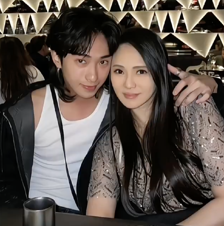 伊能静儿子情人节晒最新女装照 粉嫩妆造温柔吸睛 | Nestia