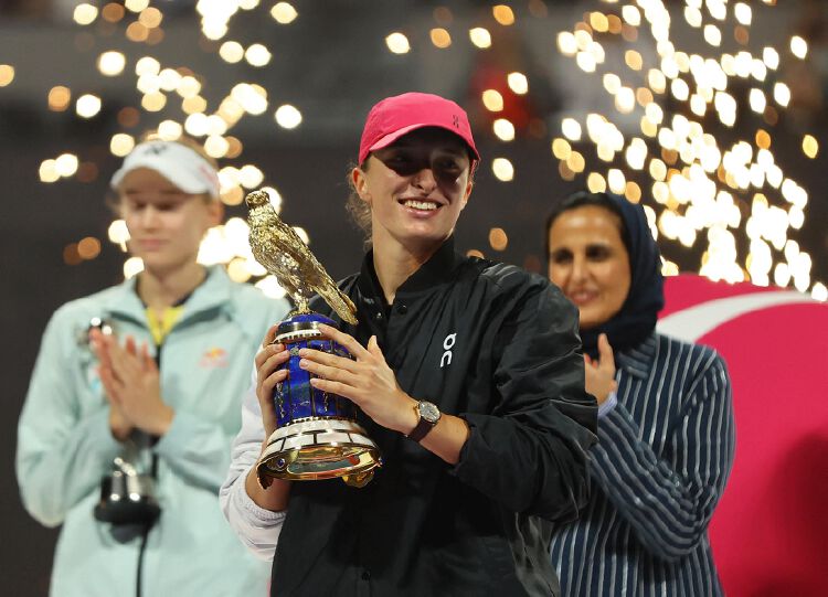 Iga Swiatek holds off Elena Rybakina to capture third straight Qatar ...