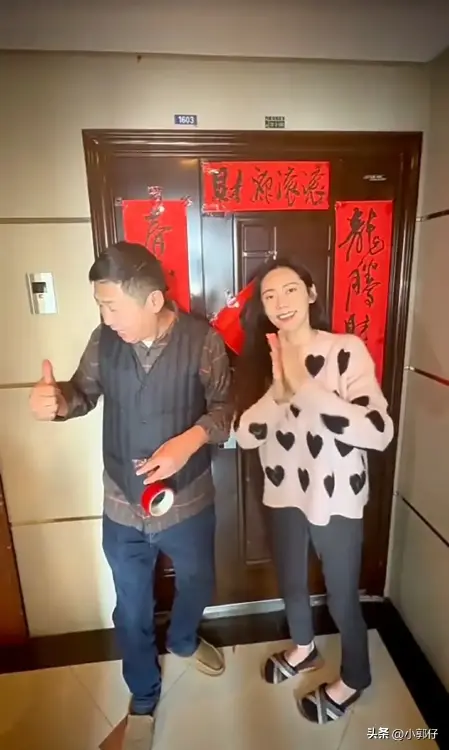 45岁韩国媳妇秋瓷炫晒和公公儿子贴春联的视频，一家人其乐融融！ | Nestia