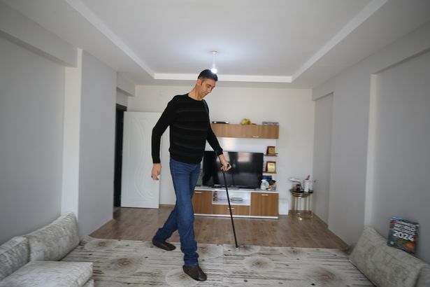 World's tallest man Sultan Kosen at over 8ft tall meets the shortest ...