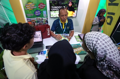 Visitors make a beeline for govt booths at Central Zone Madani Rakyat programme | Nestia