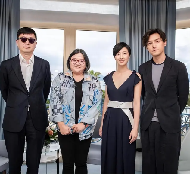 原创 陈凯歌前妻狂甩20斤，美貌逆袭！修身裤勾勒逆天超模腿，与吴彦祖同框CP感爆棚 | Nestia