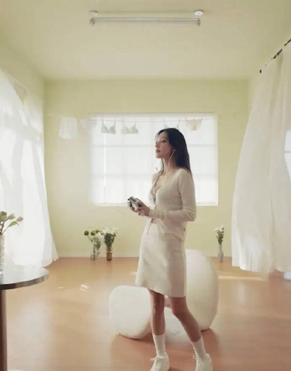 程潇穿深V白衣清纯干净 诠释天使脸蛋魔鬼身材 | Nestia