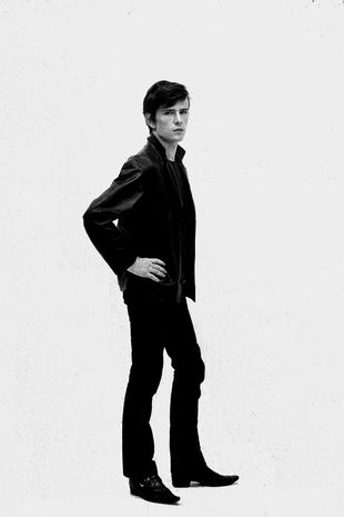 Treasure trove of lost Beatles pictures featuring Stuart Sutcliffe could sell for millions | Nestia