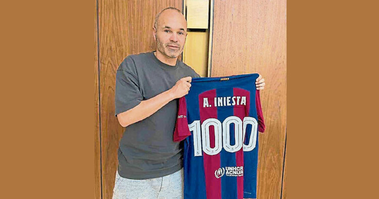 伊涅斯塔1000场里程碑 巴塞赠纪念球衣 | Nestia