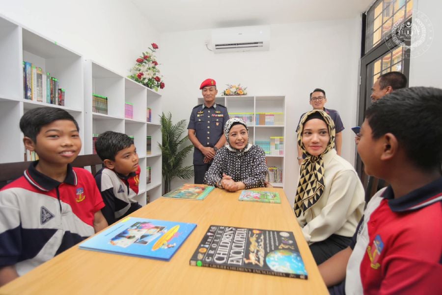 Queen inaugurates Bangsa Johor Bahagia Container Library | Nestia