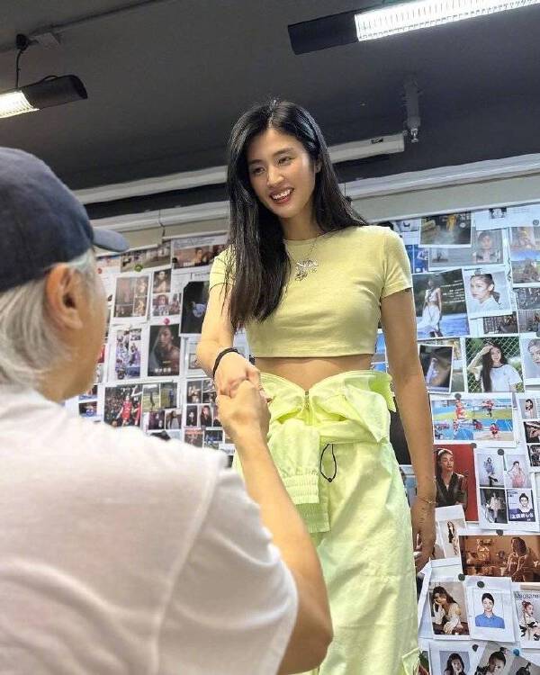 周星驰晒与赵丽娜李佳悦合照 疑似将合作《少林女足》 | Nestia