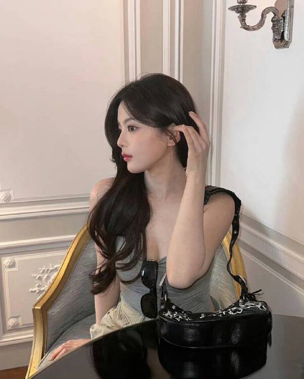 杨超越晒灰色吊带辣妹风随拍 身材姣好清纯性感 | Nestia