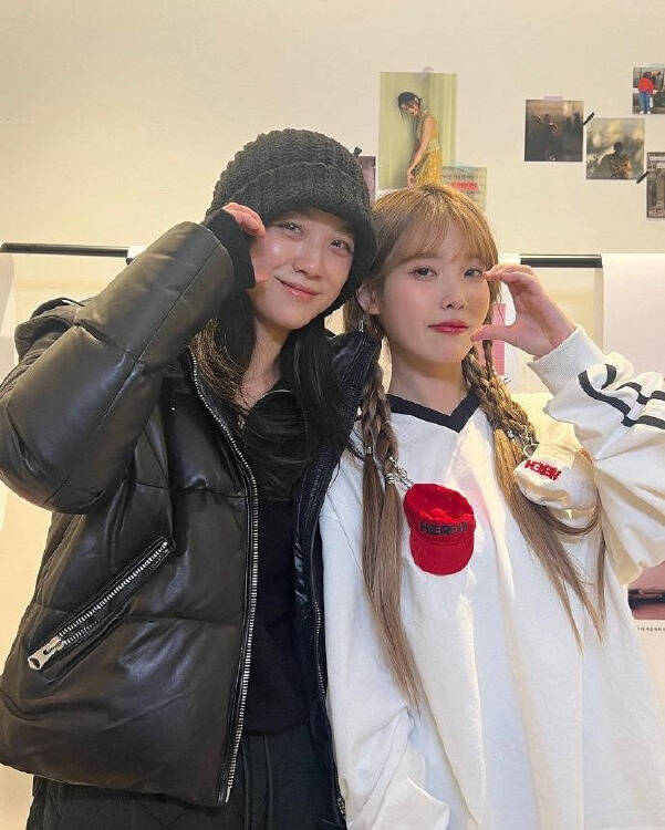 汤唯晒与IU“黑白配”合照 美女贴贴比心好养眼 | Nestia