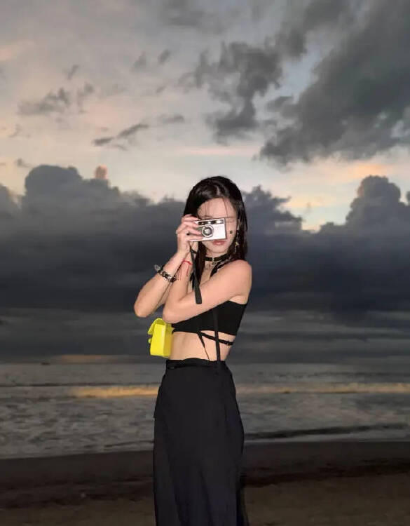 李庚希化身冷酷辣妹 单手托腮酷拽十足 | Nestia